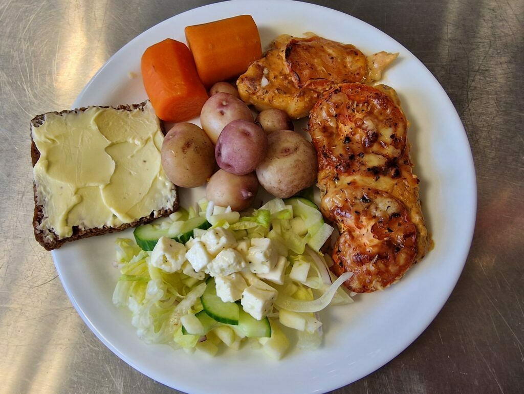 Fiskur í pestó- og rjómaostasósu með tómötum - Matland